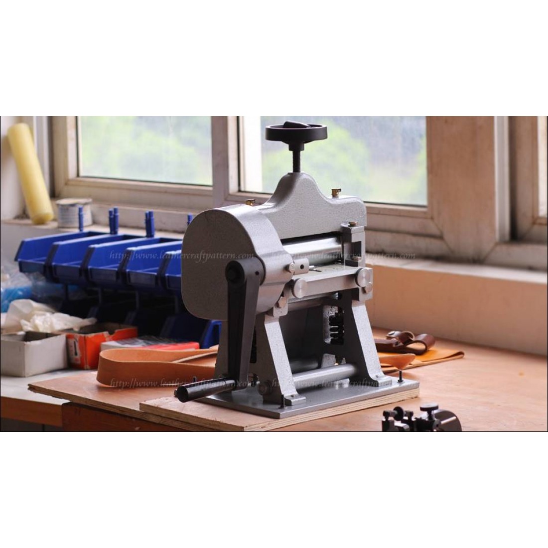 Free shipping worldwide - Cowboy 8116 Hand crank leather splitter