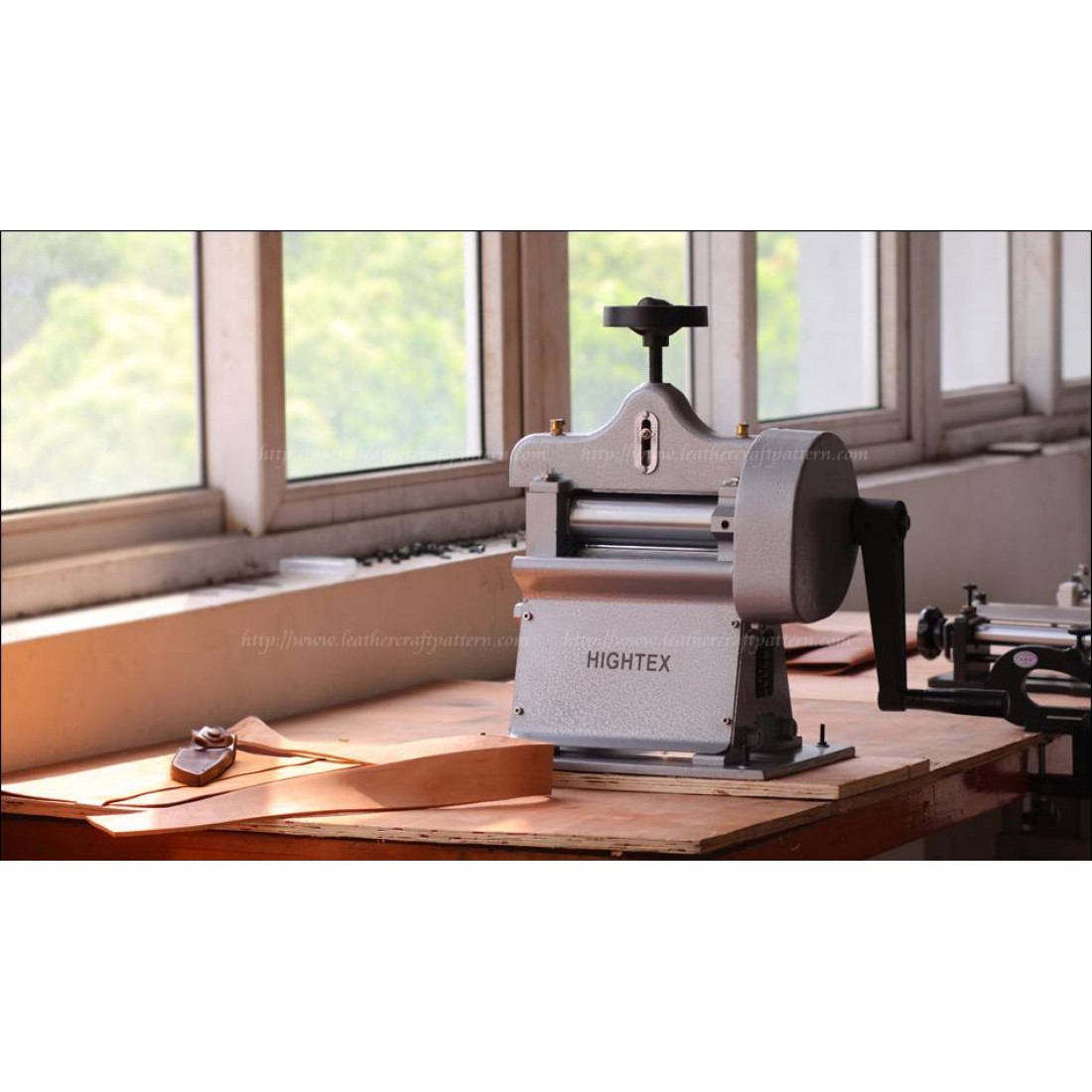 Free shipping worldwide - Cowboy 8116 Hand crank leather splitter