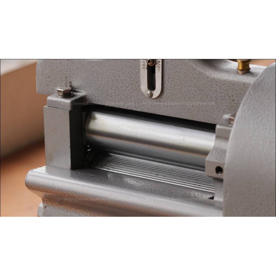 Free shipping worldwide - Cowboy 8116 Hand crank leather splitter