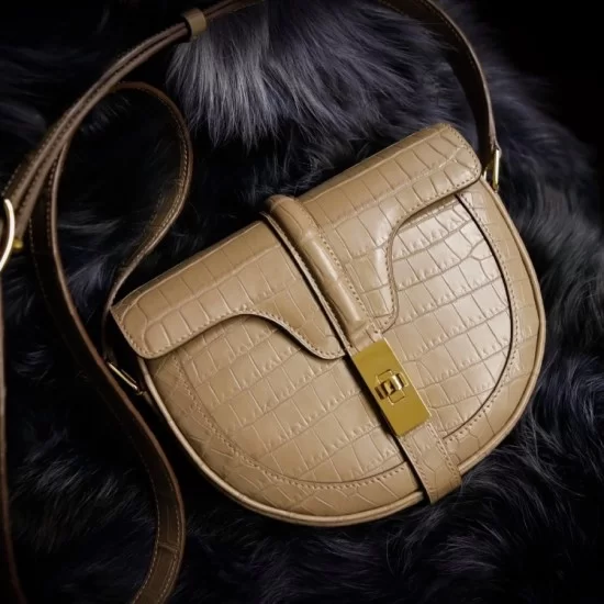Celine, twist lock