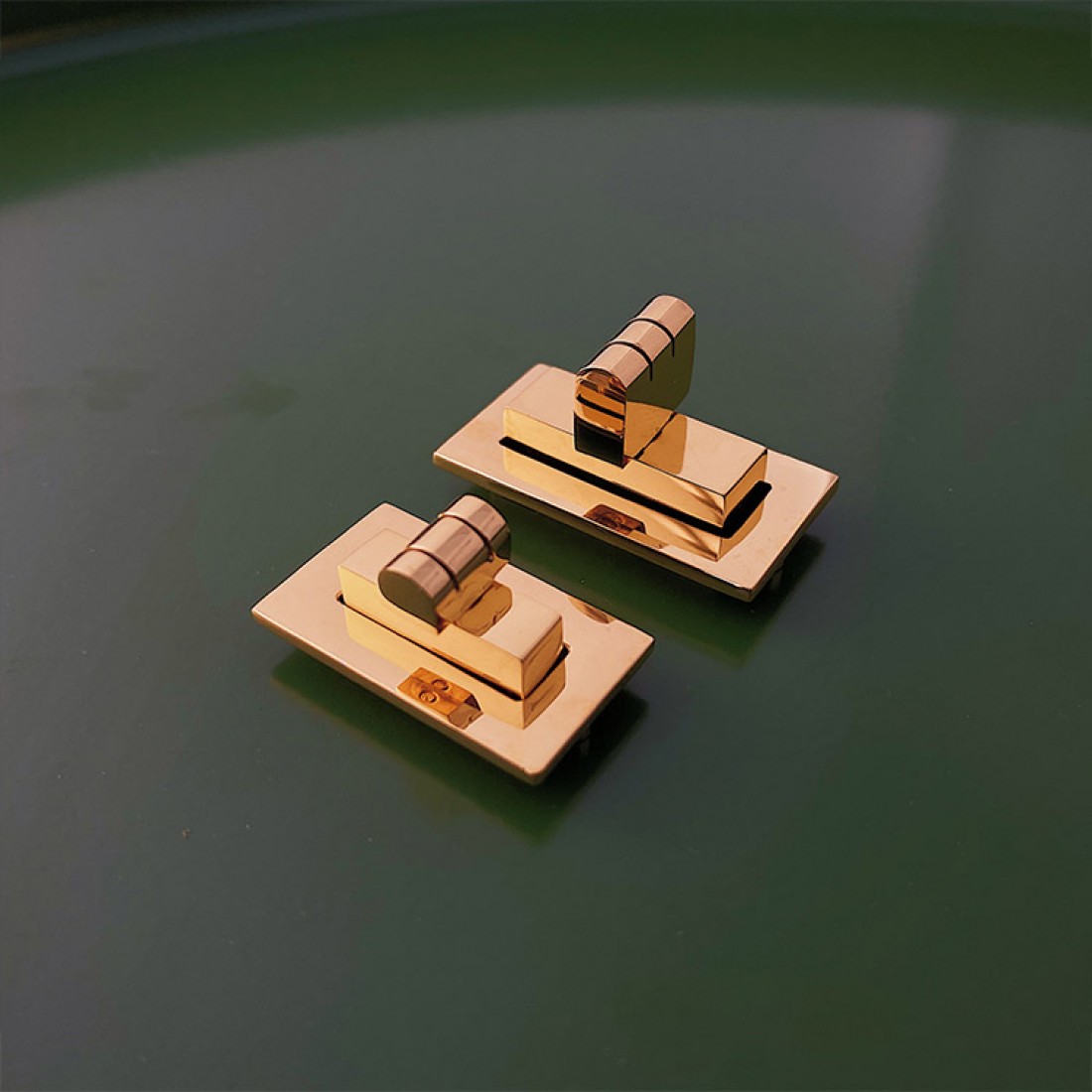 Twist bag lock, hardware