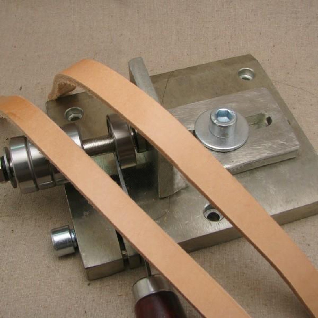 Manual leather splitter machine