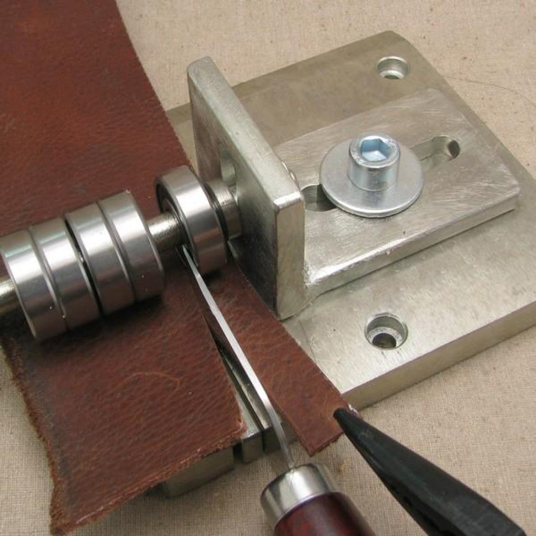Manual leather splitter machine