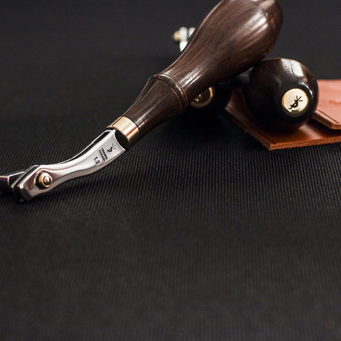 edge creaser, creaser, creasor